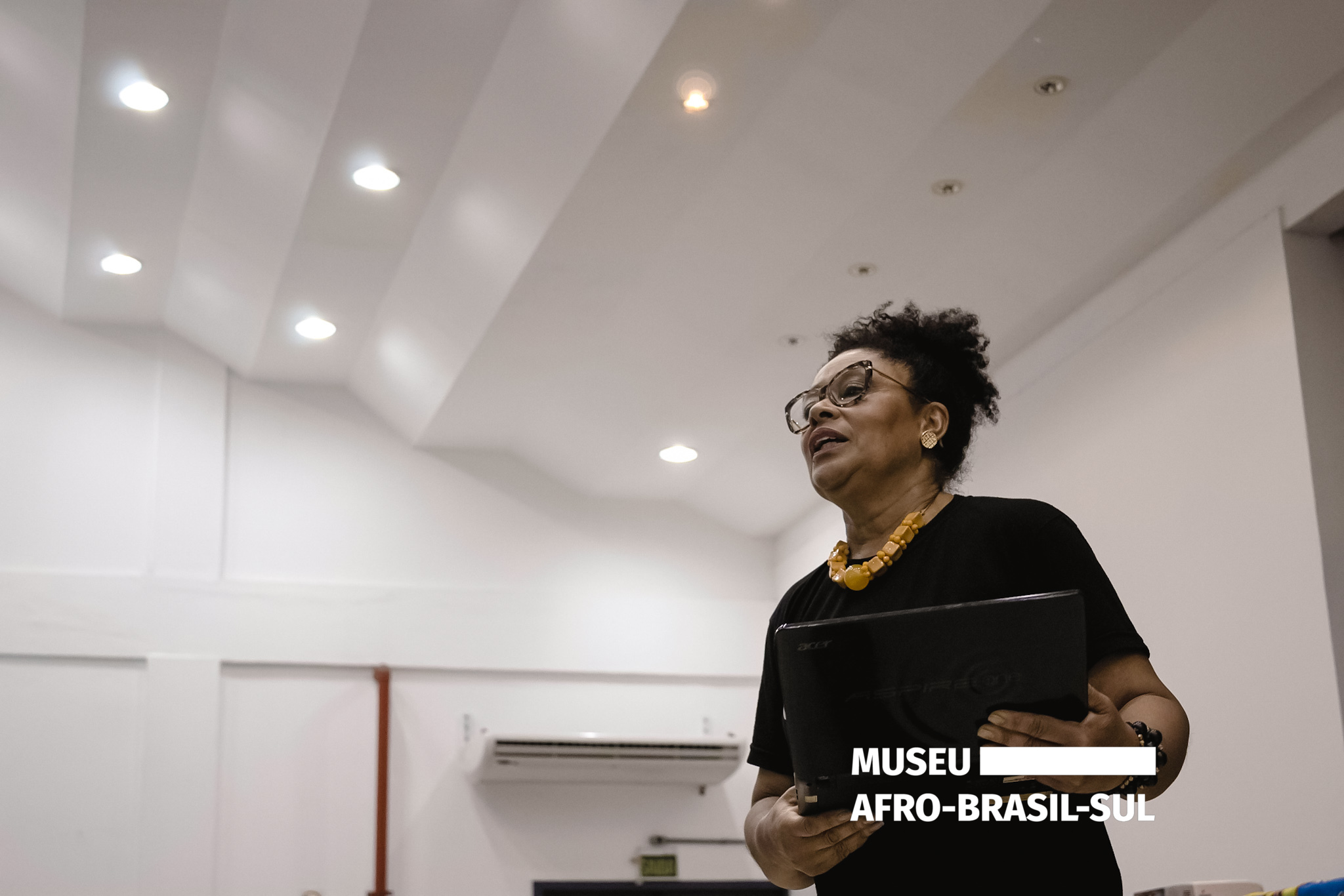 Professora Maritza em meio a apresentação da aula aberta – Palestra ...